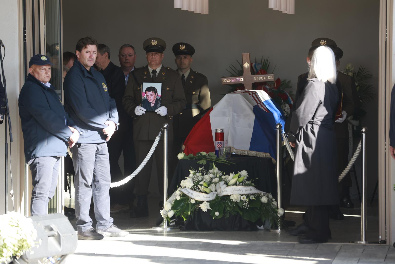 Pokopan Jean-Michel Nicolier. Na posljednjem ispraćaju heroja iz Francuske bile su tisuće ljudi ...